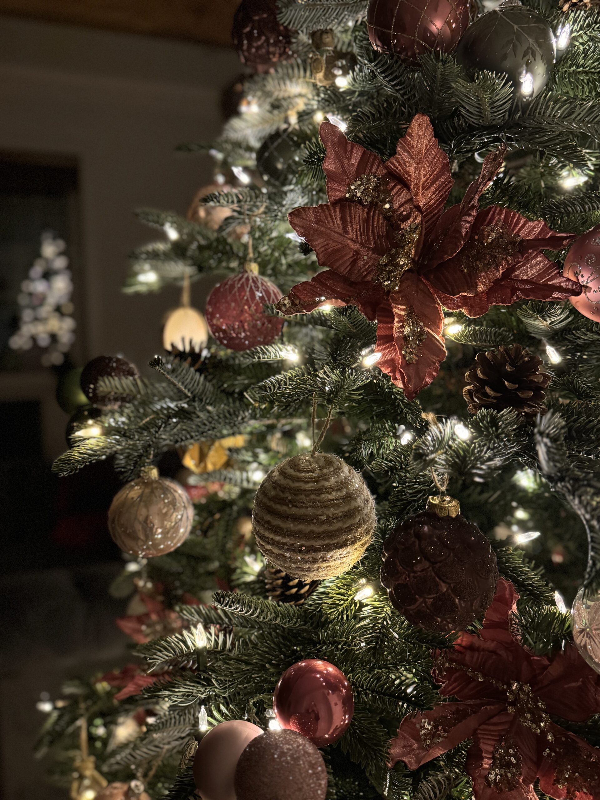 🎄How to decorate a classic timeless Christmas tree 🌟 - Caro Travels And ...
